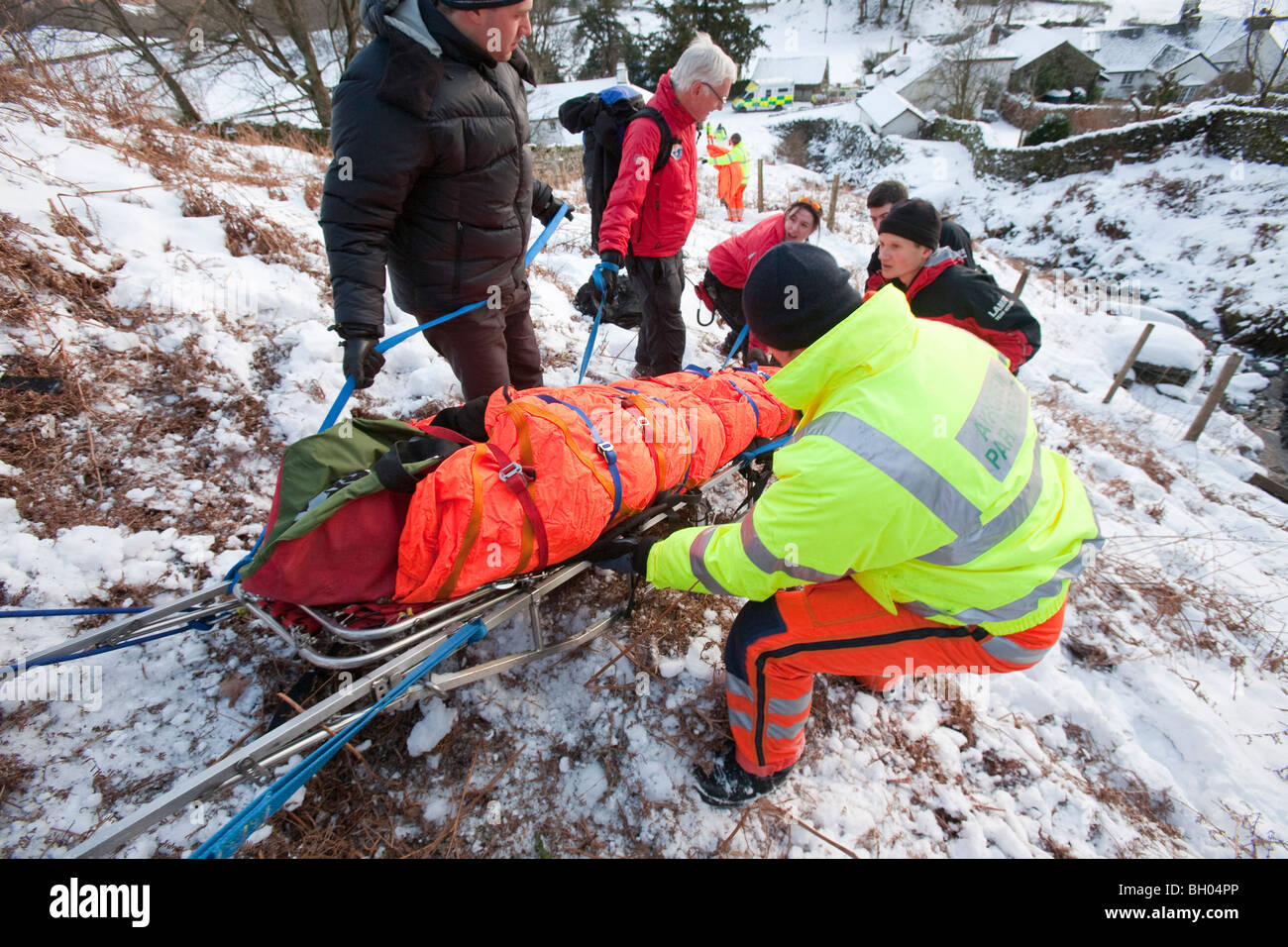 Mountain rescue team members stretcher hi-res stock photography and ...