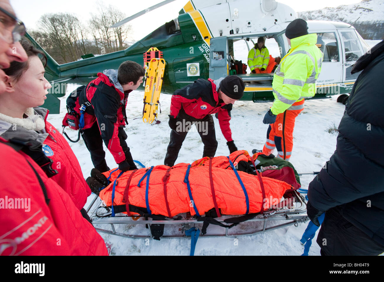 Ambulance in the snow uk hi-res stock photography and images - Alamy