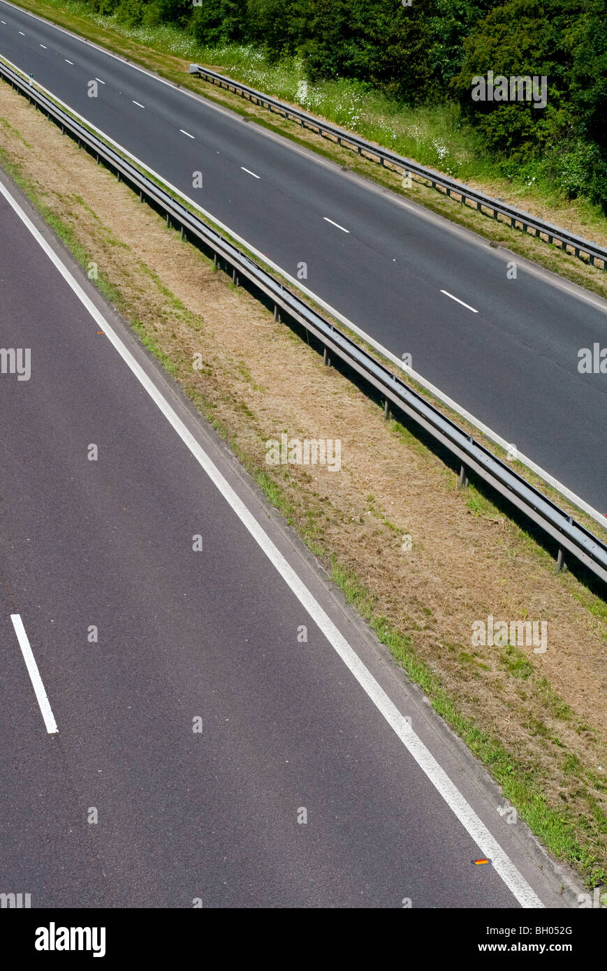 Two lane dual carriageway hi-res stock photography and images - Alamy