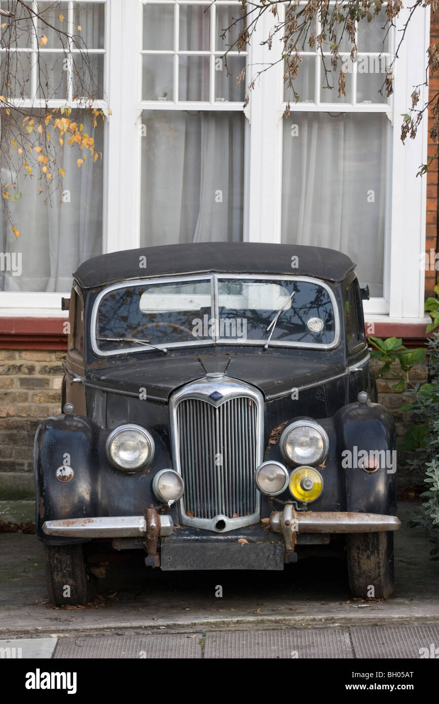 Classic car in front of house Stock Photo - Alamy