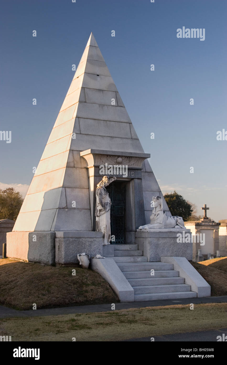 Pyramid in cemetery hi-res stock photography and images - Alamy
