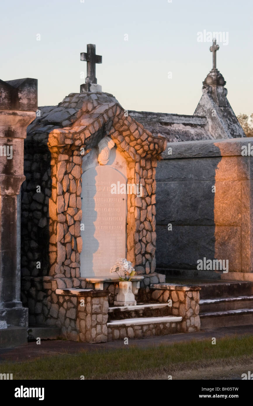 Above ground tomb hi-res stock photography and images - Alamy
