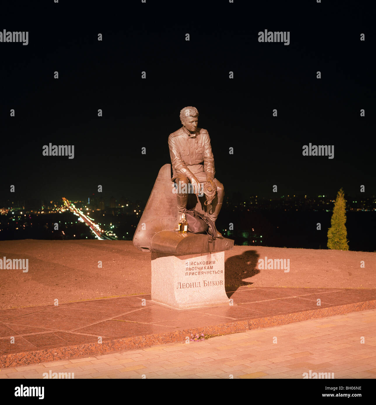 Monument to actor Leonid Bykov in Kyiv, Ukraine Stock Photo - Alamy