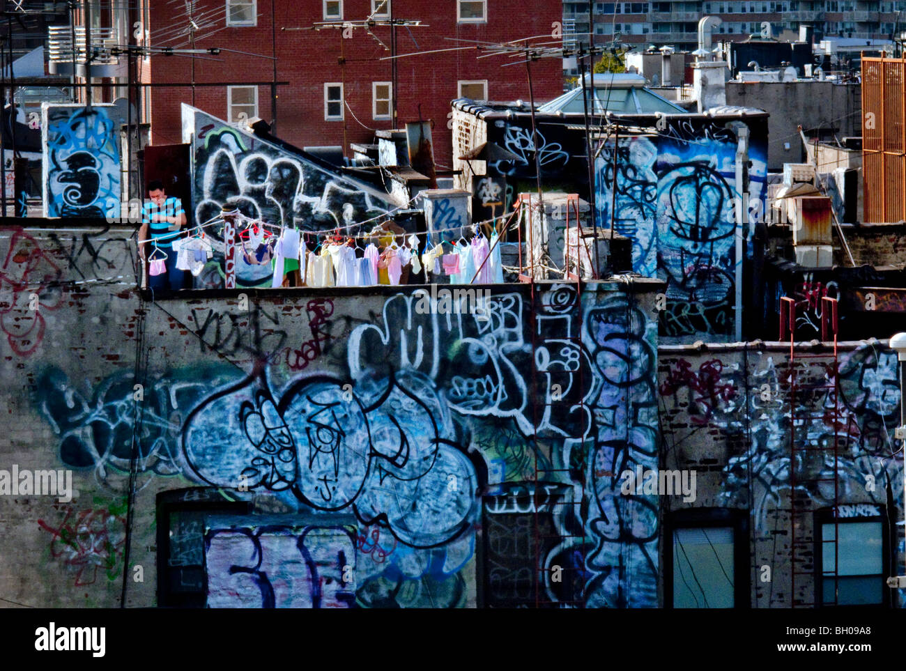 Graffiti and laundry hi-res stock photography and images - Alamy