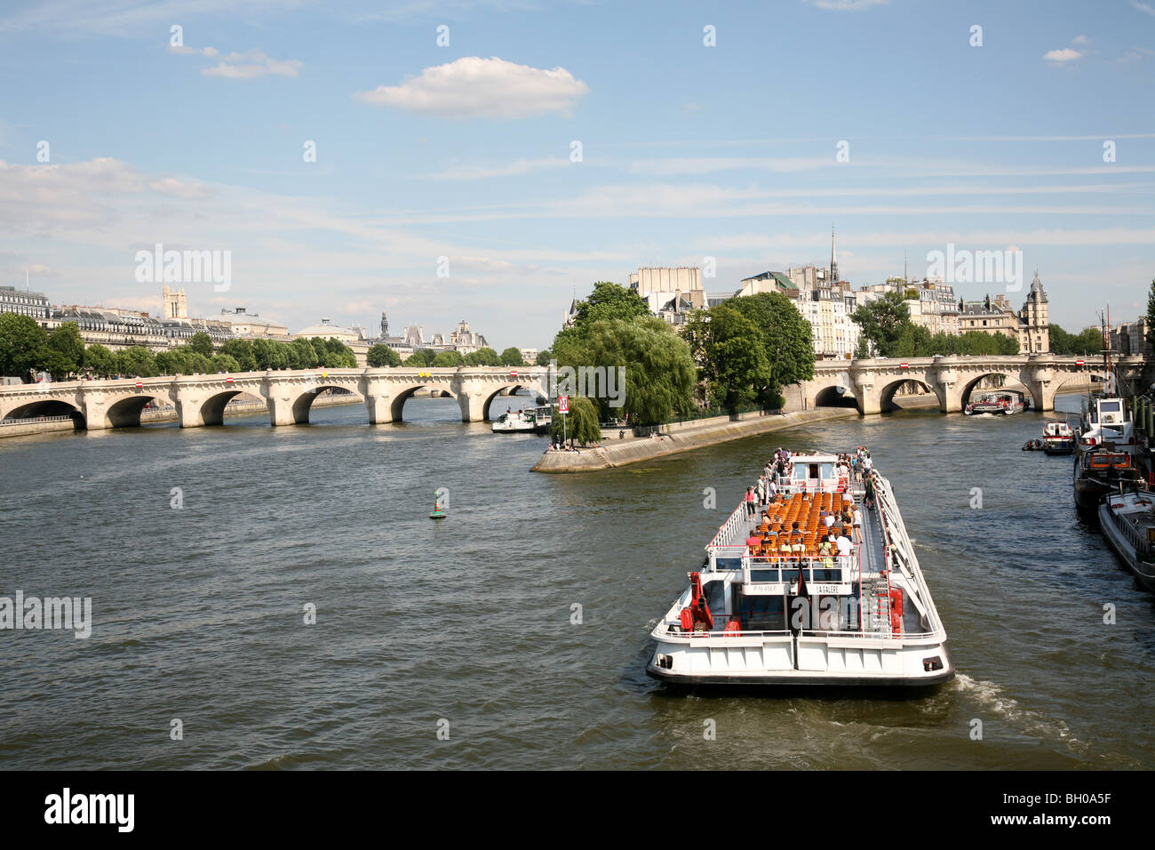 Seine boat hi-res stock photography and images - Alamy