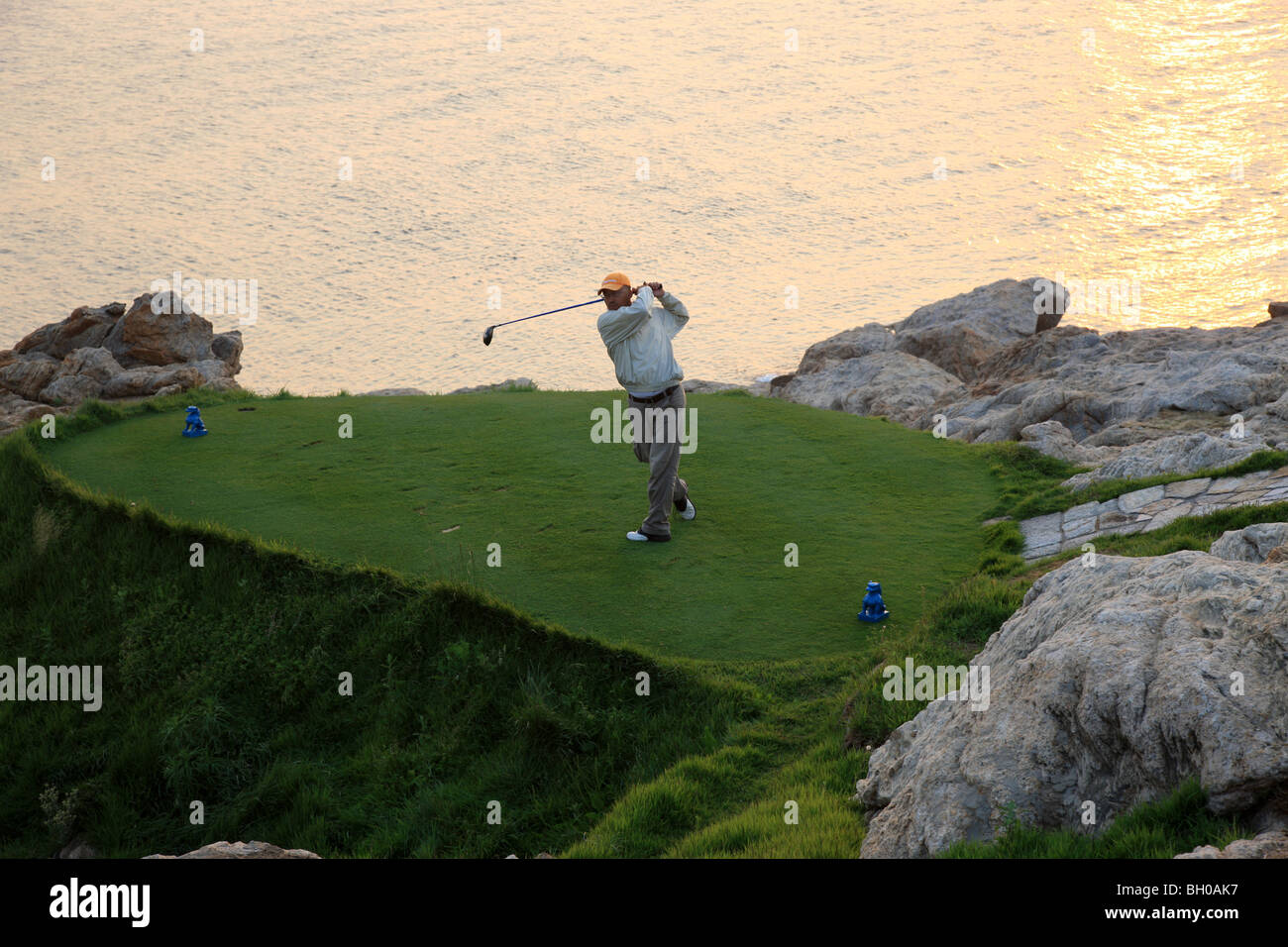 man playing golf in golf course Stock Photo - Alamy
