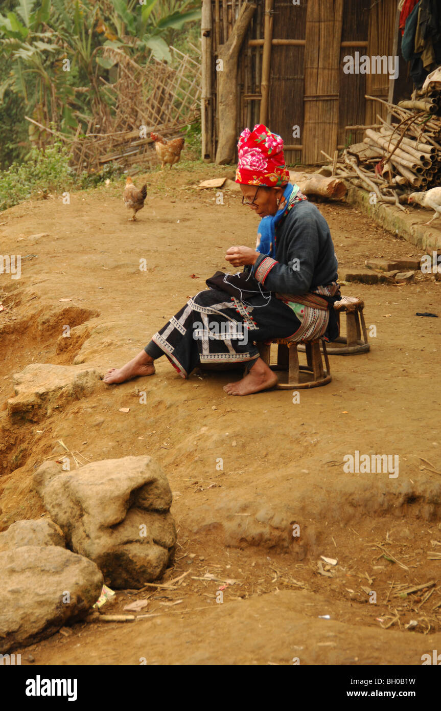 black hmong old lady knitting , Sapa, vietnam Stock Photo - Alamy