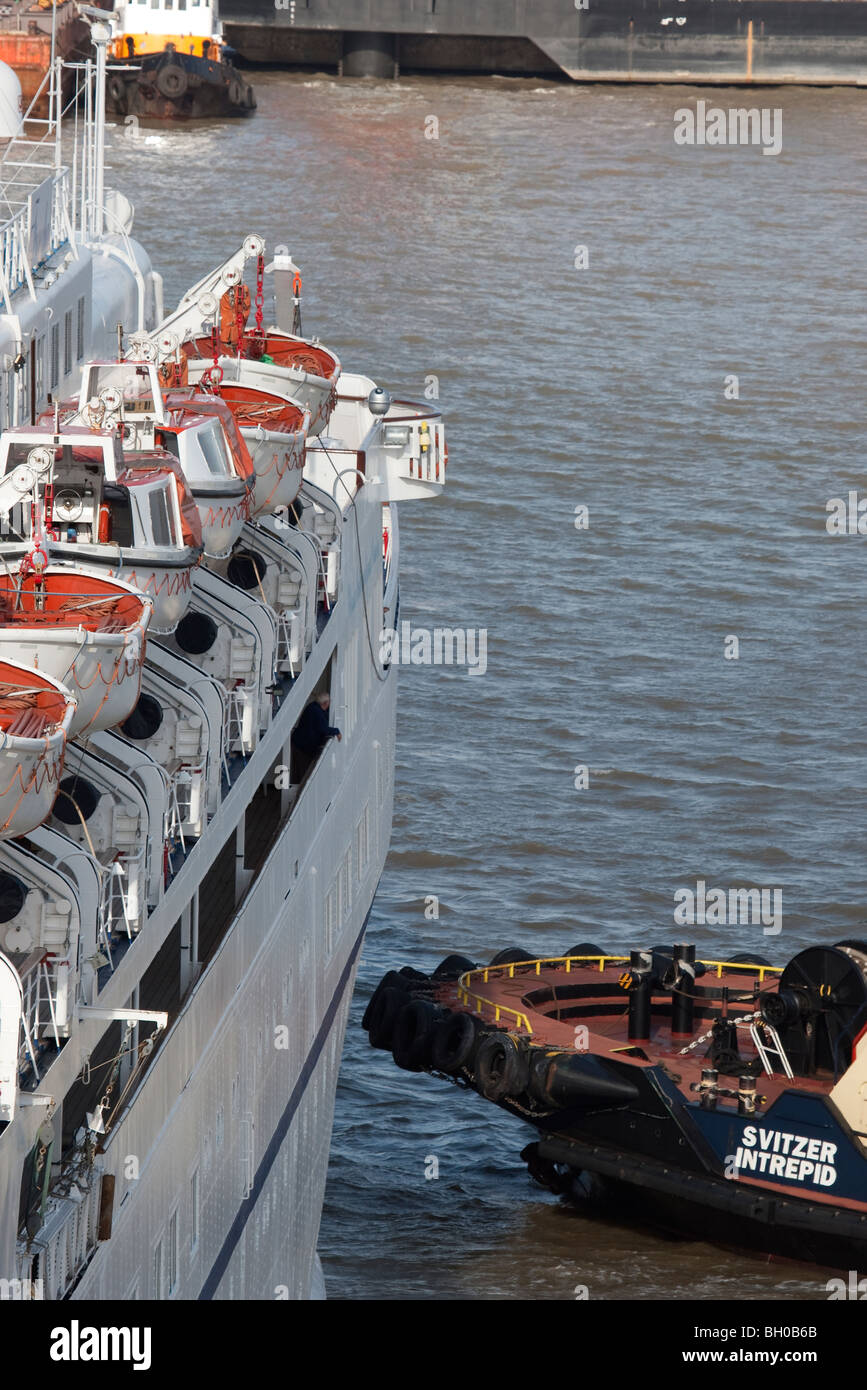 Assisting cruise ship hi-res stock photography and images - Alamy
