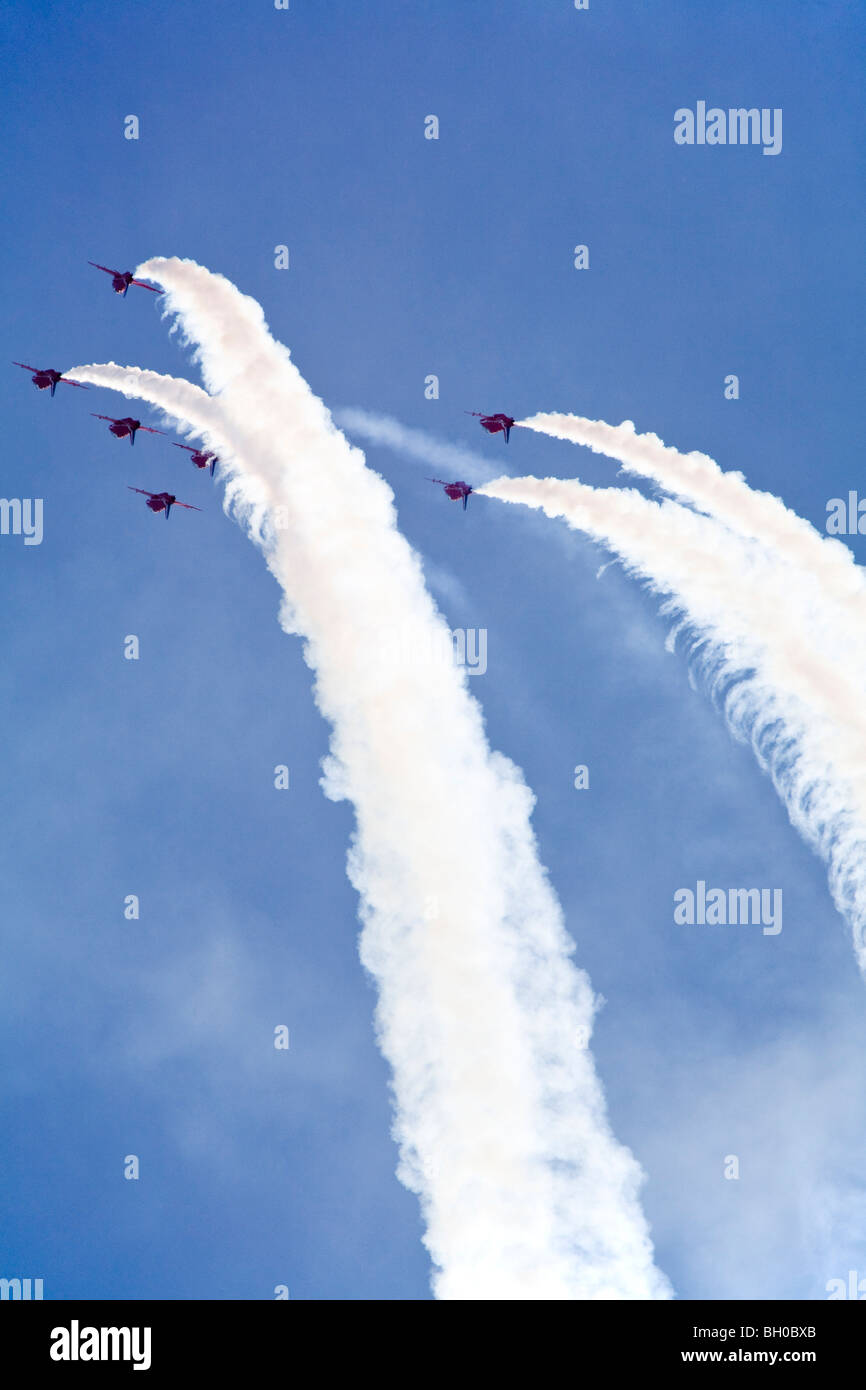 The Red Arrows in steep inverted loop climb at RAF Leuchars Airshow ...