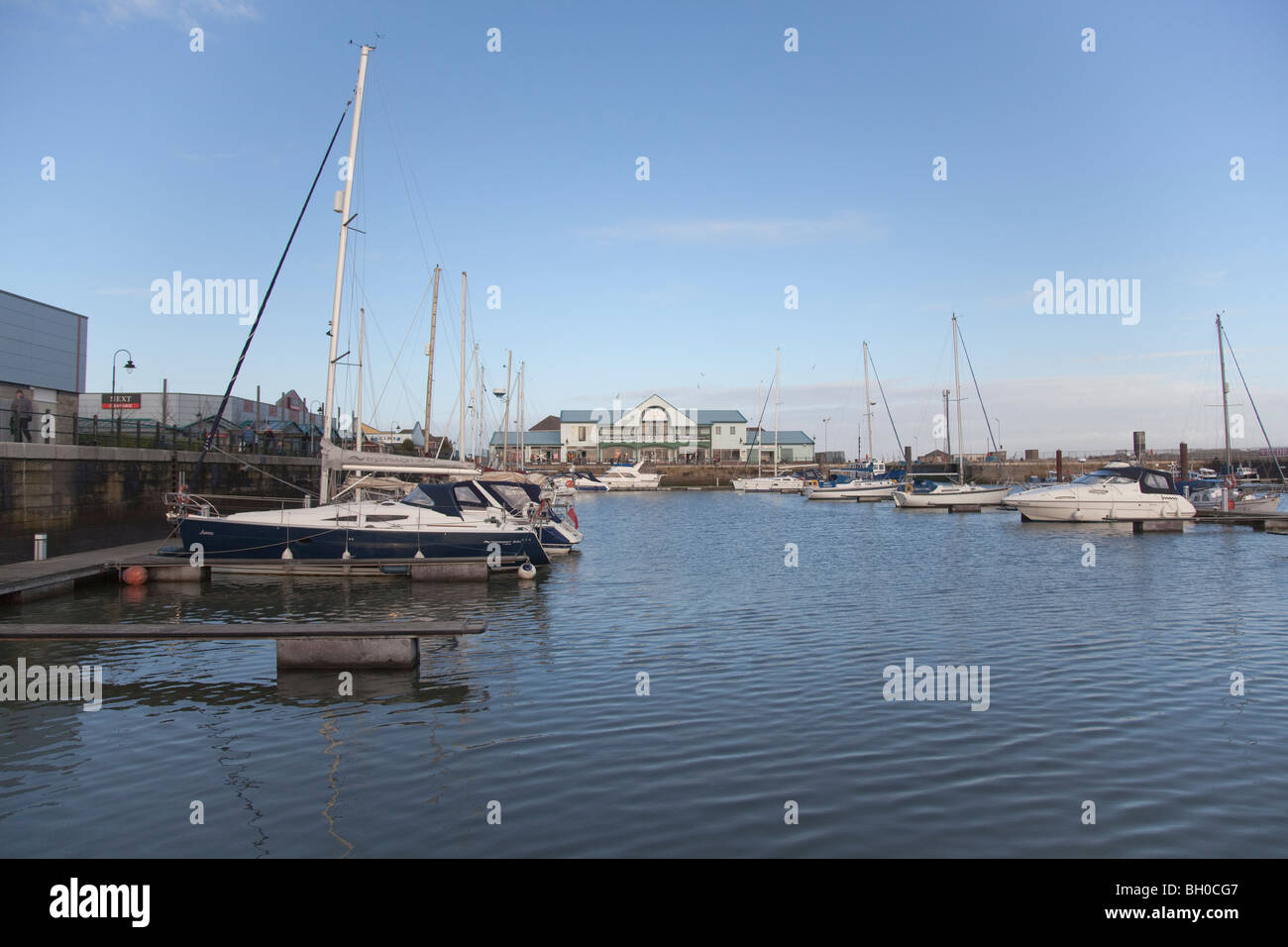 Pontoon mooring hi-res stock photography and images - Alamy