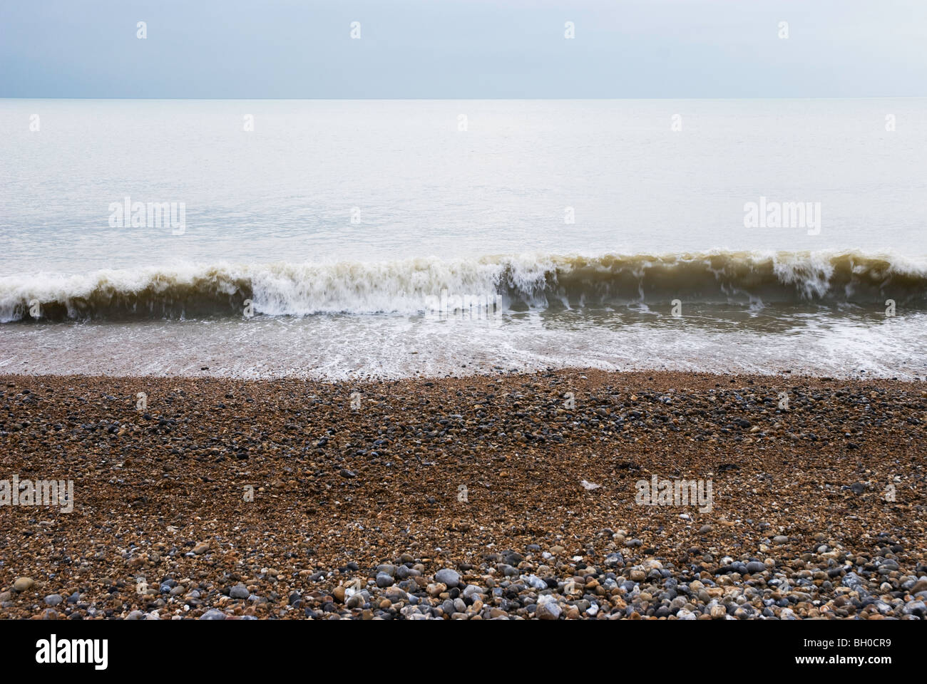 Waves crashing onto shingle beach hi-res stock photography and images ...