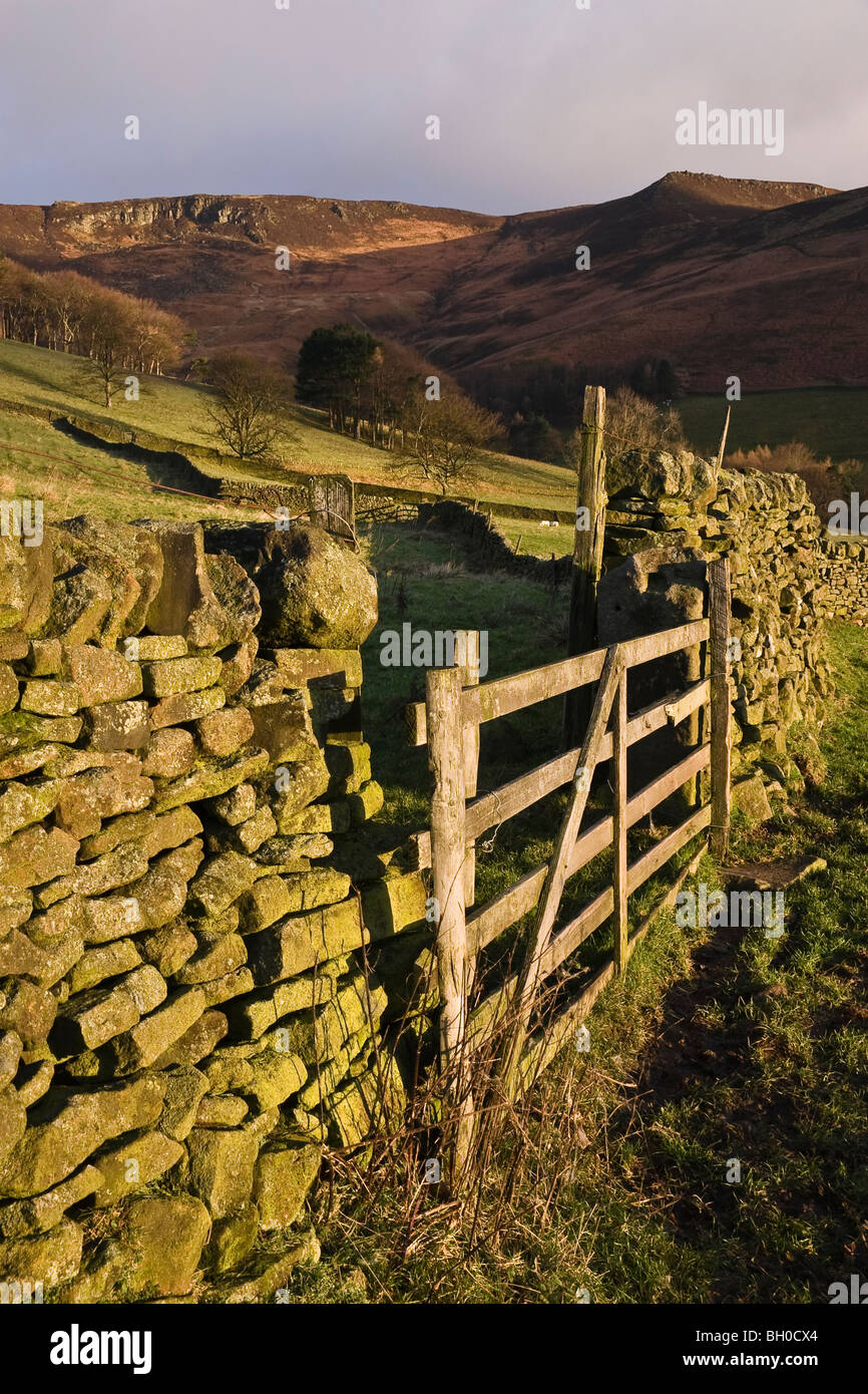 Ringing Roger and Nether Tor on Kinder Scout from Grindsbrook Booth ...
