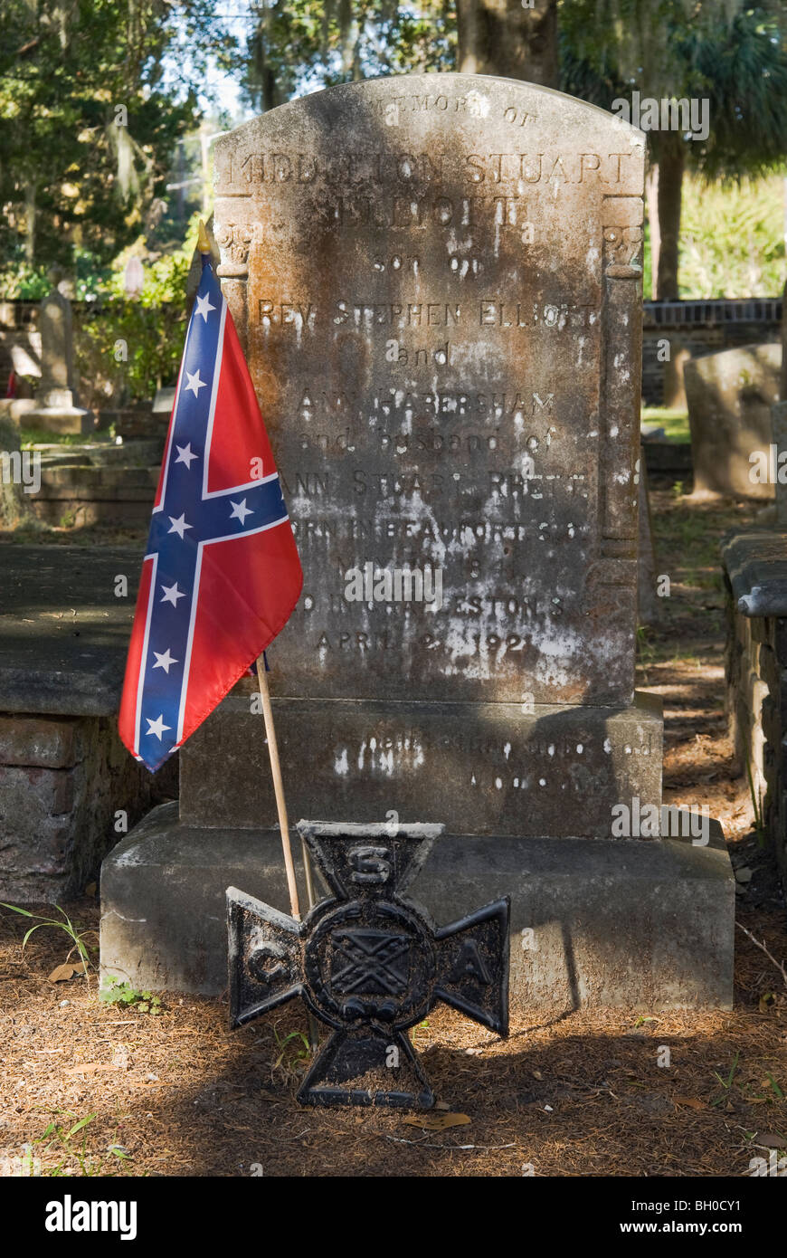 Dixie flag by gravestone in Beaufort, South Carolina Stock Photo - Alamy