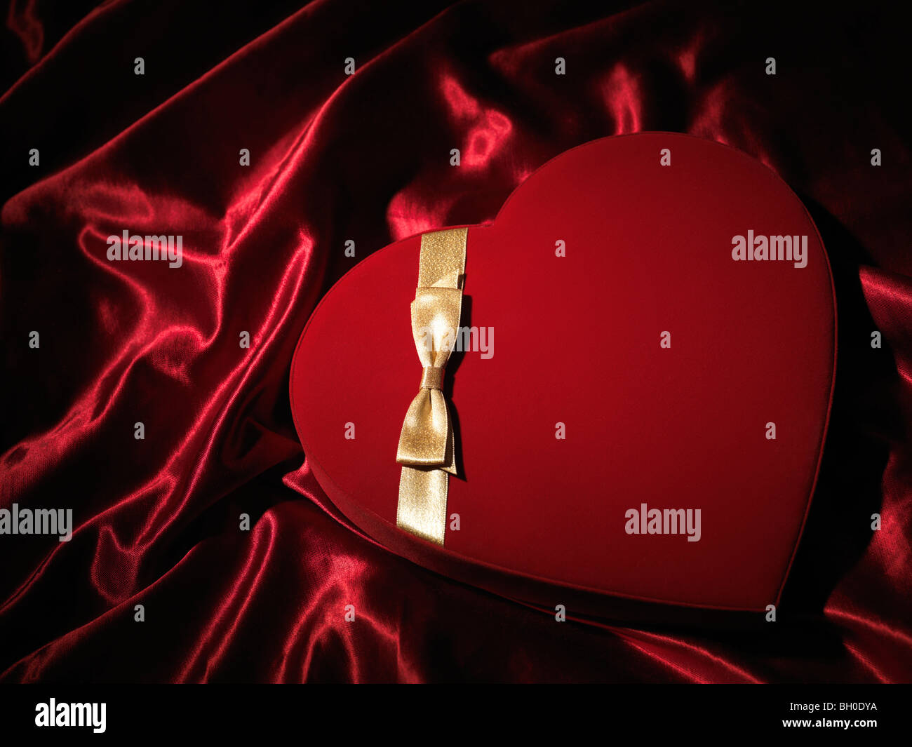 Beautiful red bow golden hi-res stock photography and images - Alamy