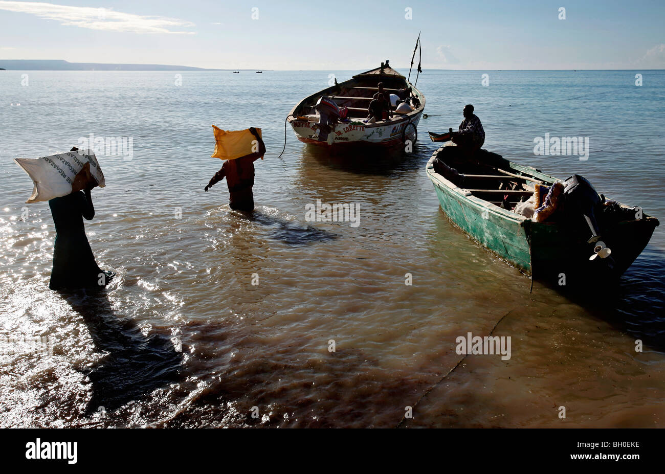 Haitians load small boats that make a daily trip from Pedernales ...