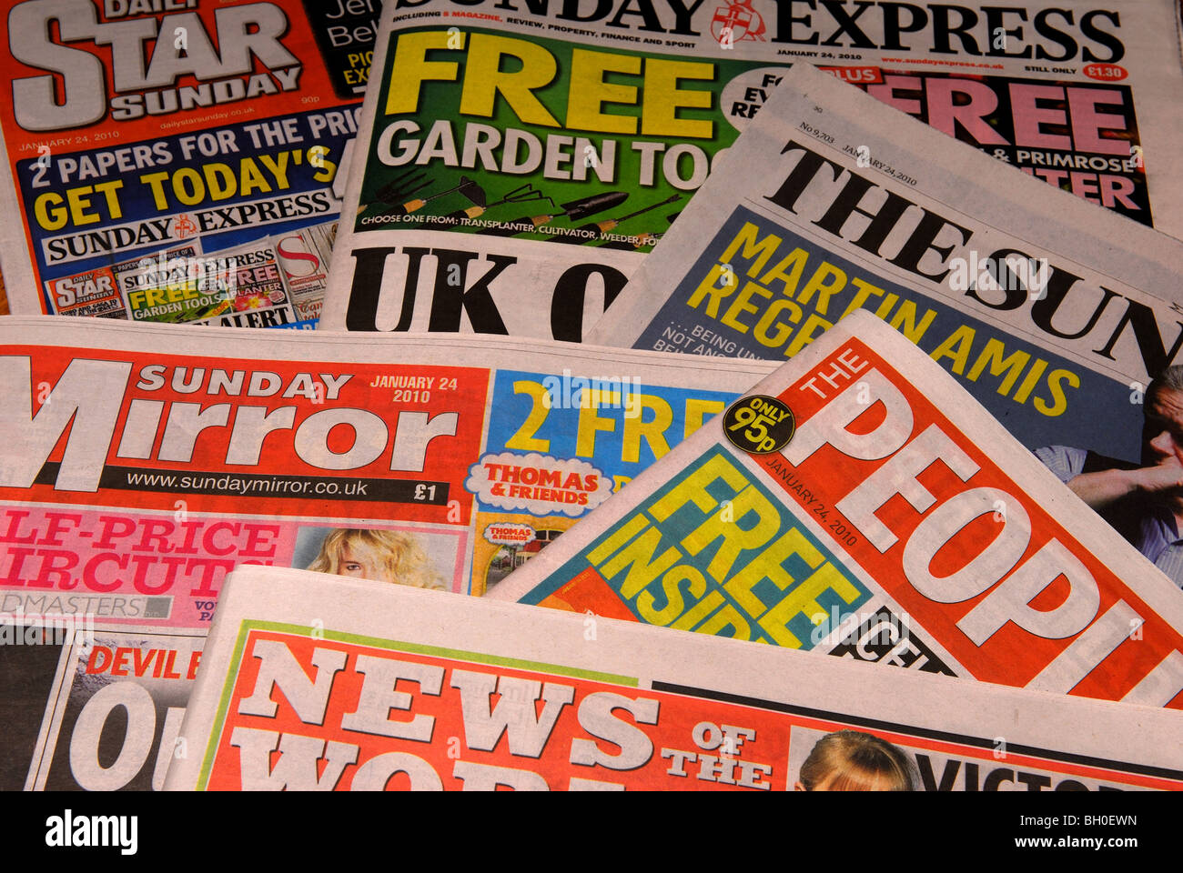 Sunday papers hi-res stock photography and images - Alamy