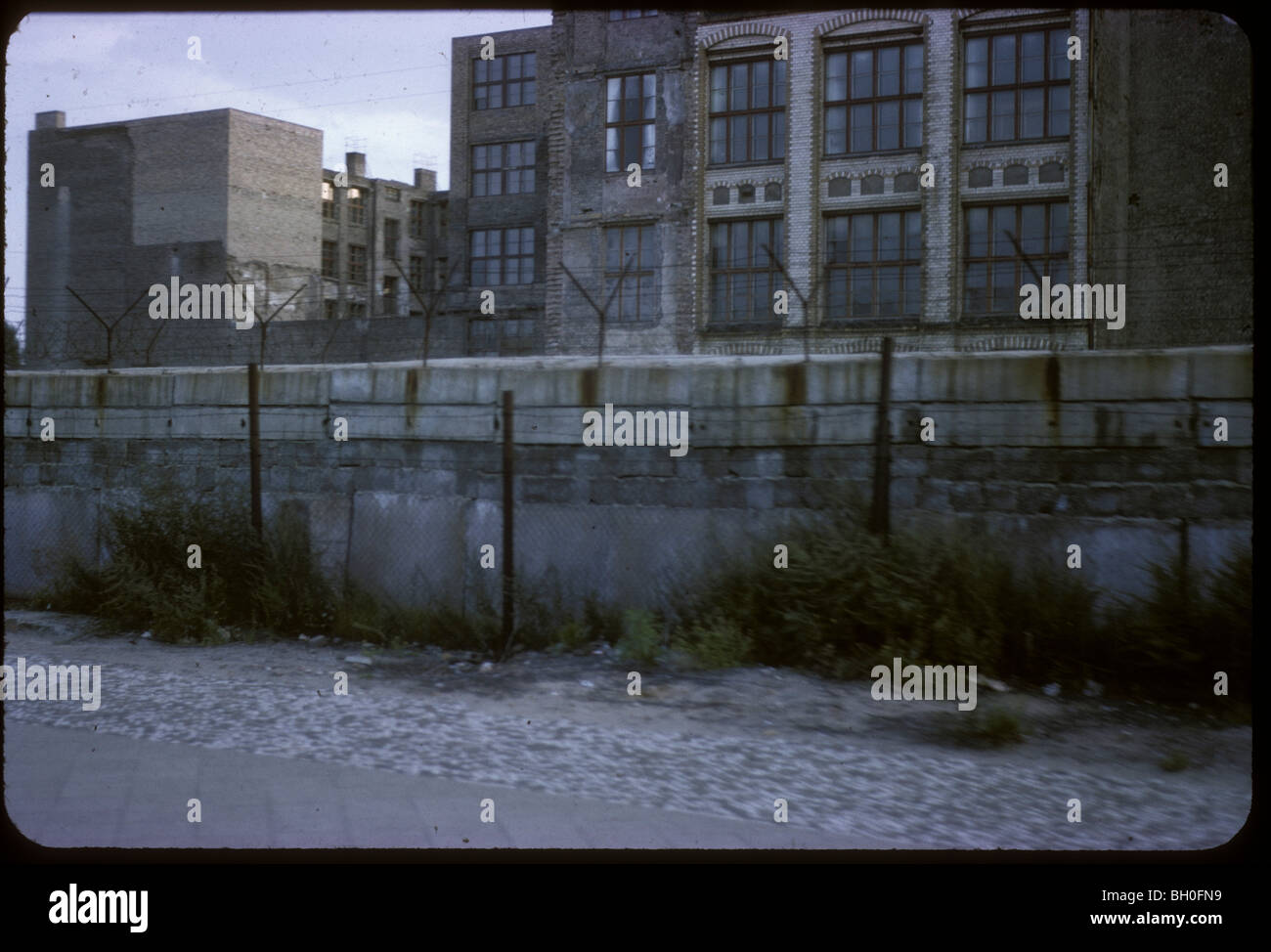 Berlin wall 1960s hi-res stock photography and images - Alamy
