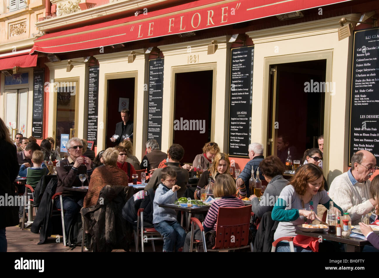 Bistro restaurant activities hi-res stock photography and images - Alamy