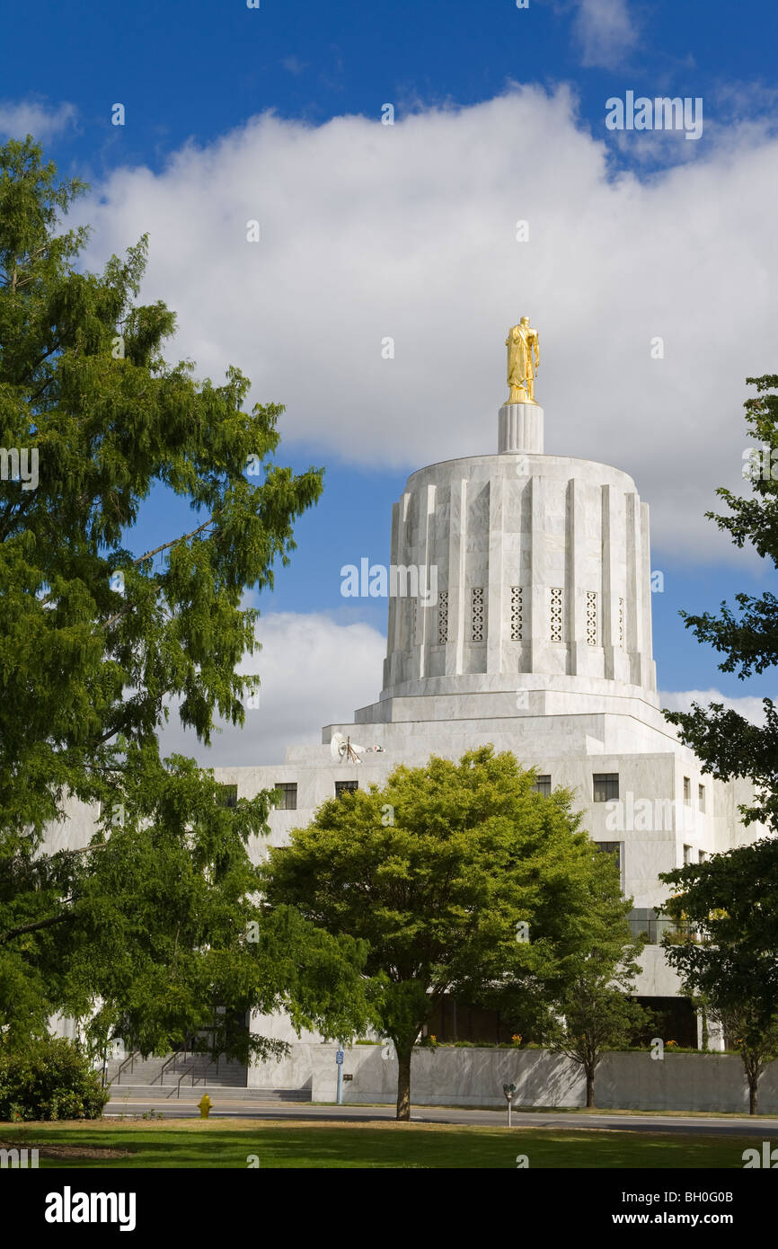 Gold Pioneer tower, Oregon State Capitol building in Salem Stock Photo ...