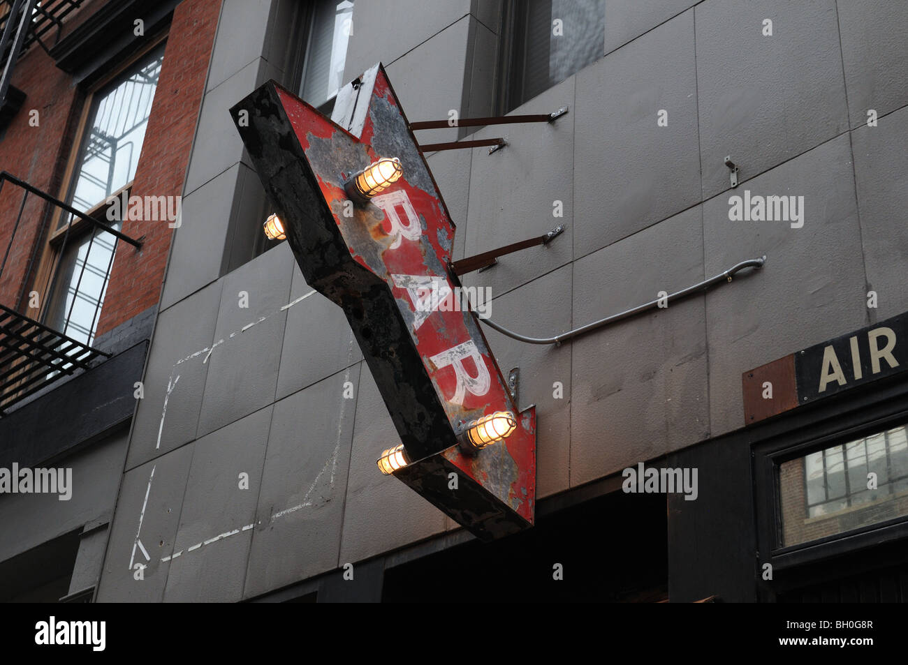 Warren street sign hi-res stock photography and images - Alamy