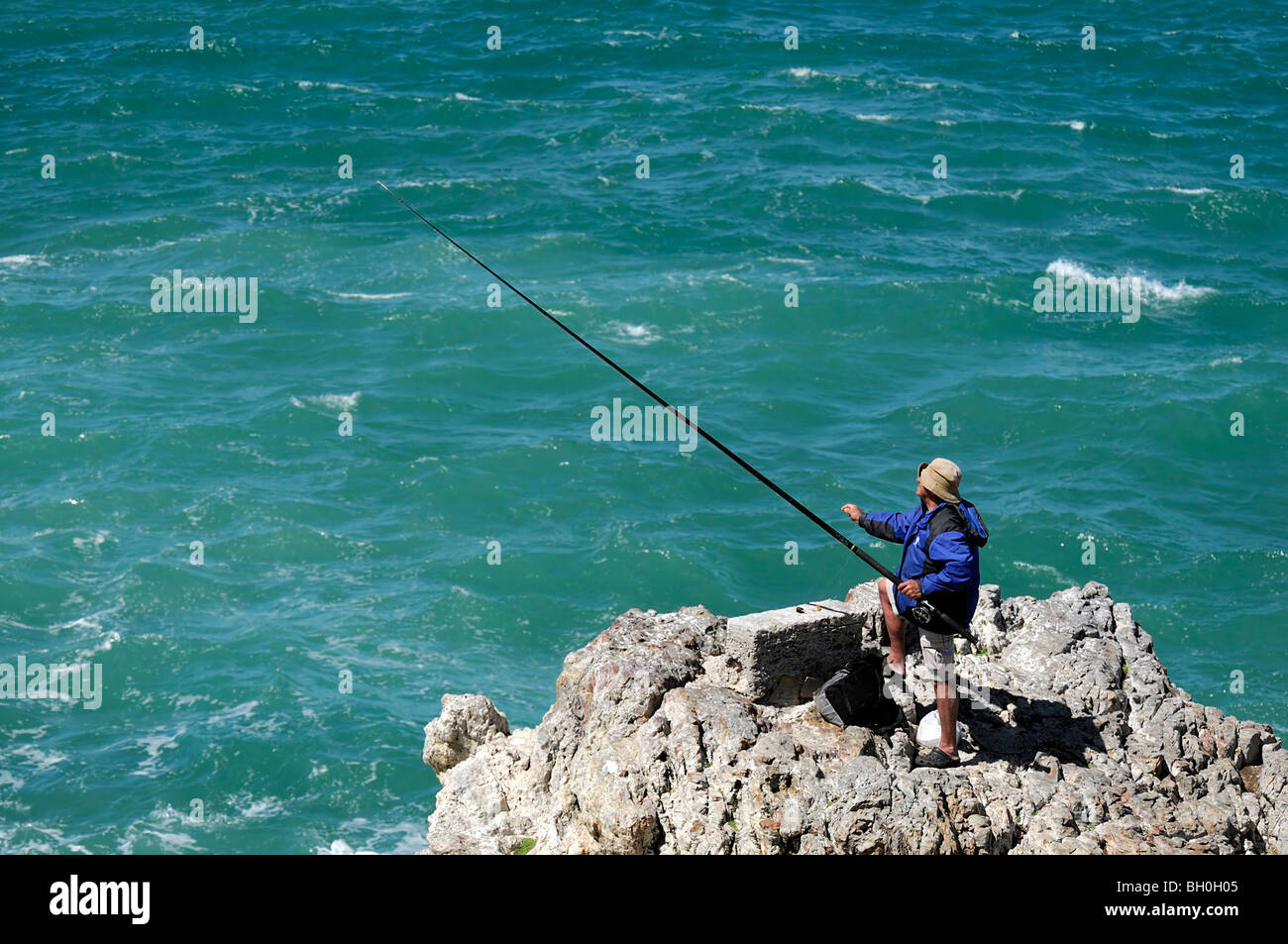 man fishing from rocks hermanus walker bay south africa Stock Photo - Alamy