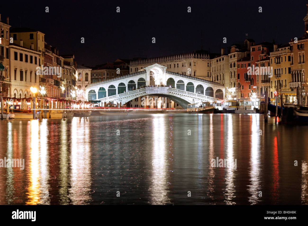Rialto bridge at night Grand Canal Venice Italy Stock Photo - Alamy