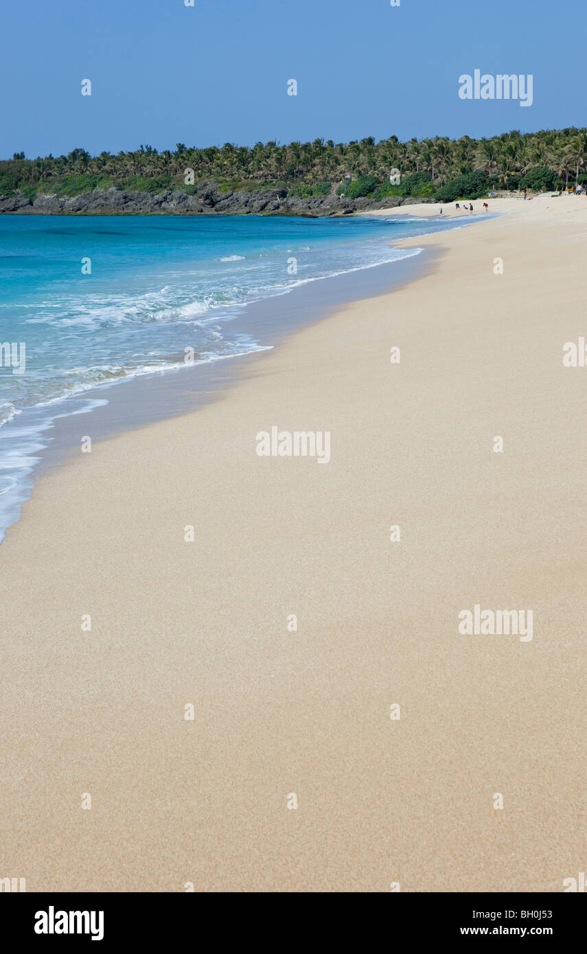 The deserted Baisha Beach in the sunlight, Baisha, Kenting National ...