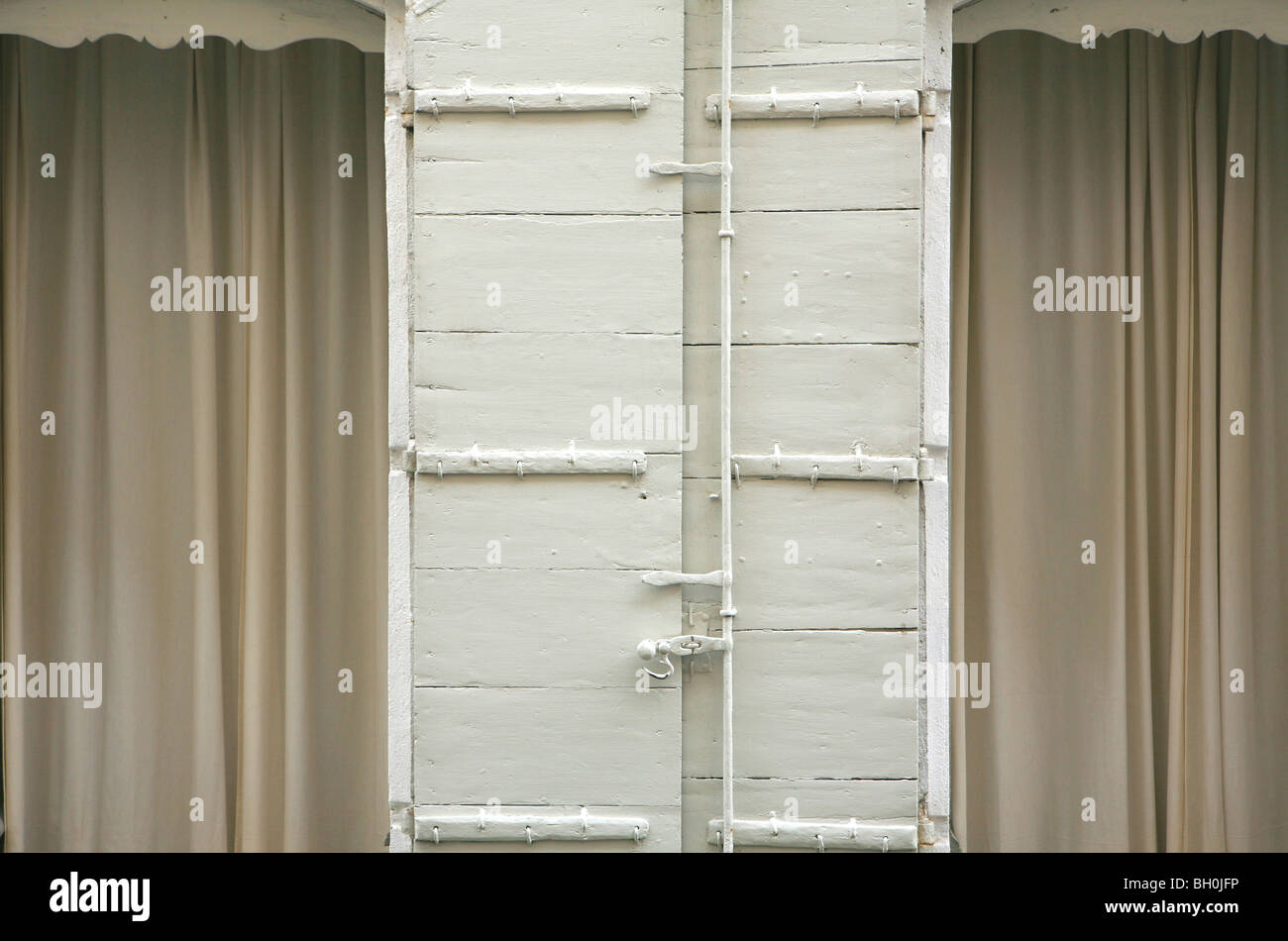 Closed curtains hi-res stock photography and images - Alamy
