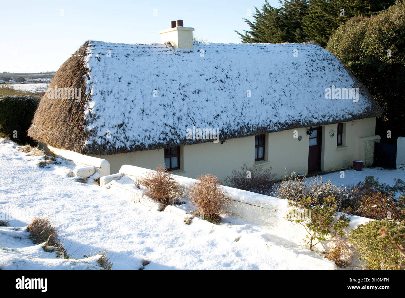 Irish cottage in winter landscape hi-res stock photography and images ...