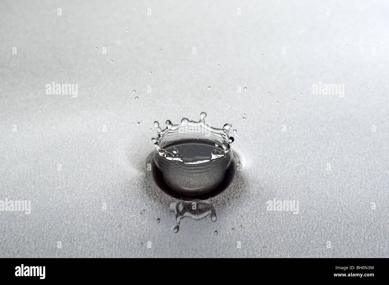 A drop of water splashing into a pool Stock Photo - Alamy