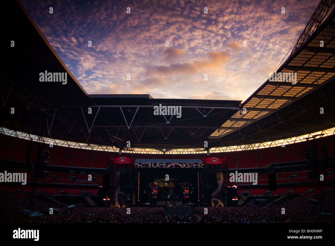 Wembley crowd concert hi-res stock photography and images - Alamy