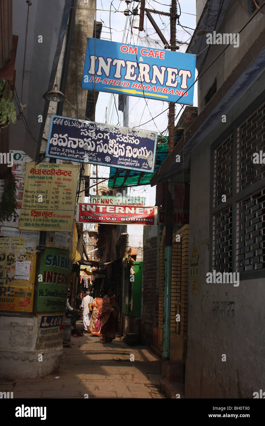 narrow alley way in varanasi india Stock Photo - Alamy