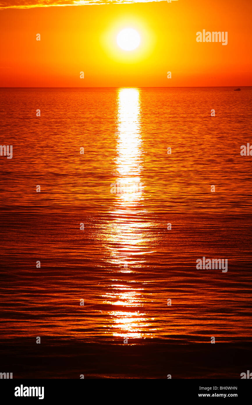 Ocean sunset golden hour reflection hi-res stock photography and images ...