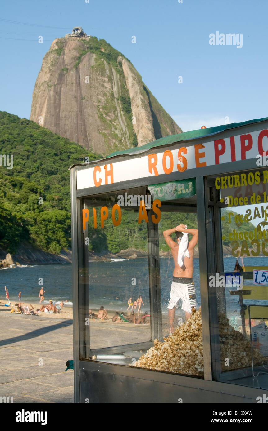 Vendor popcorn hi-res stock photography and images - Alamy