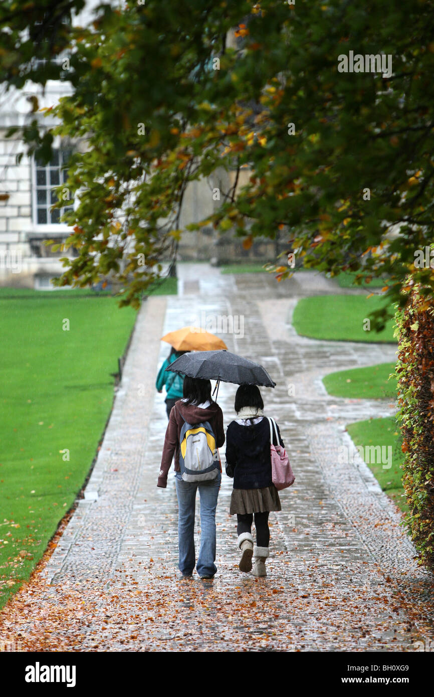 PEOPLE SHELTERING FROM THE RAIN WITH UMBRELLAS Stock Photo - Alamy