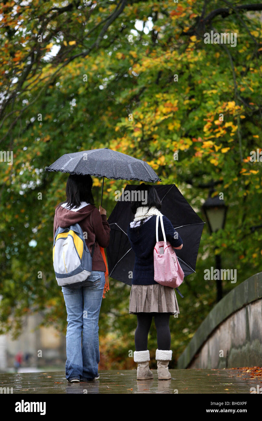 PEOPLE SHELTERING FROM THE RAIN WITH UMBRELLAS Stock Photo - Alamy