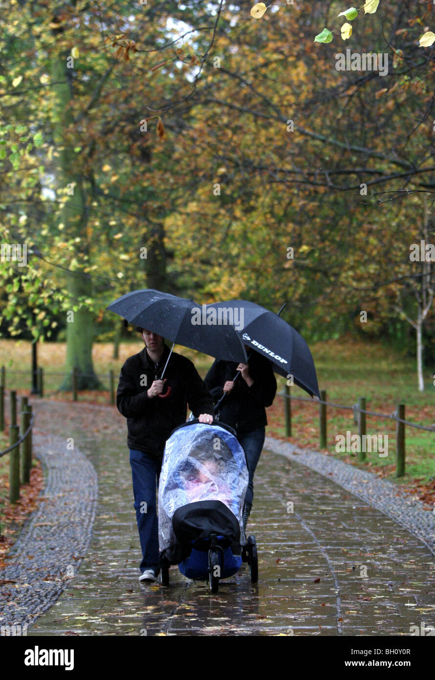 PEOPLE SHELTERING FROM THE RAIN WITH UMBRELLAS Stock Photo - Alamy