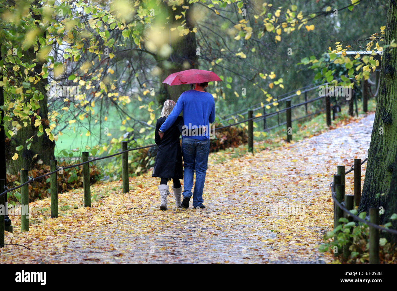 PEOPLE SHELTERING FROM THE RAIN WITH UMBRELLAS Stock Photo - Alamy