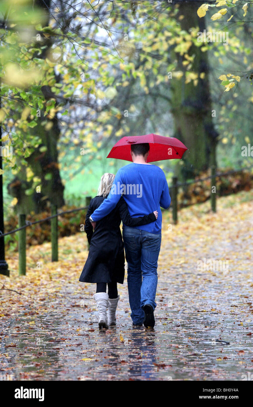 PEOPLE SHELTERING FROM THE RAIN WITH UMBRELLAS Stock Photo - Alamy
