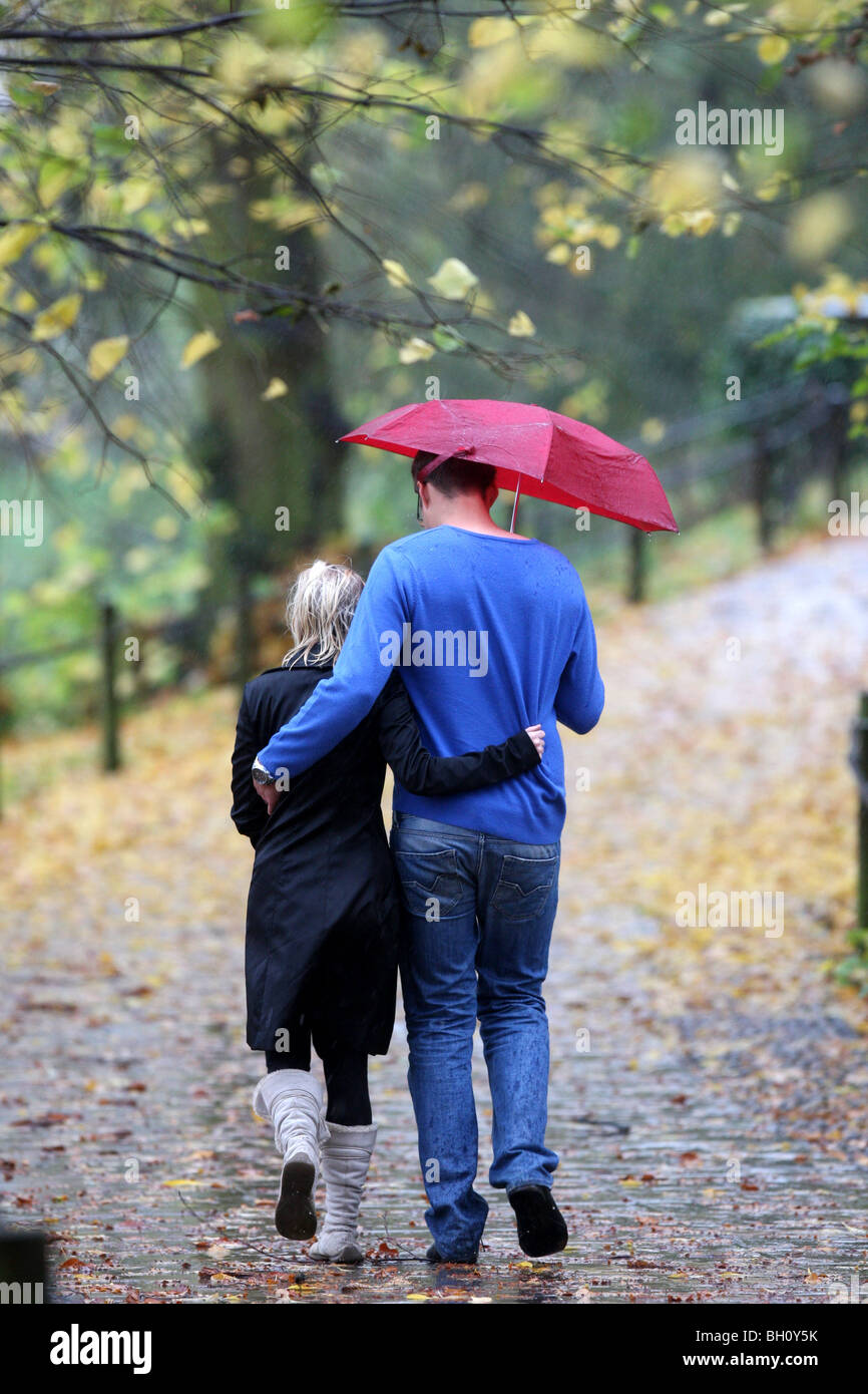 PEOPLE SHELTERING FROM THE RAIN WITH UMBRELLAS Stock Photo - Alamy