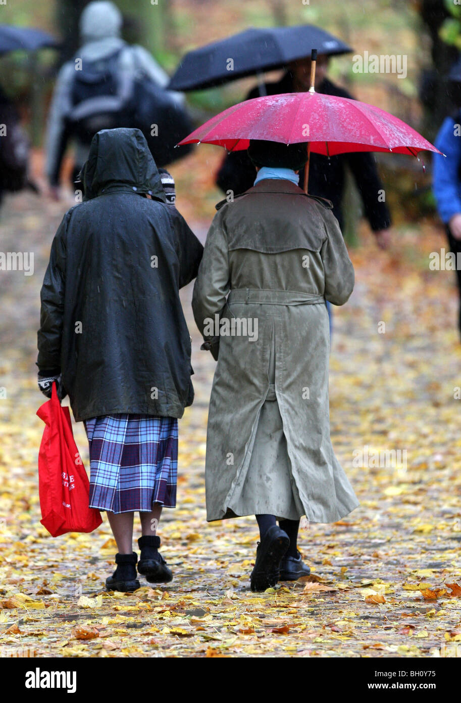 PEOPLE SHELTERING FROM THE RAIN WITH UMBRELLAS Stock Photo - Alamy