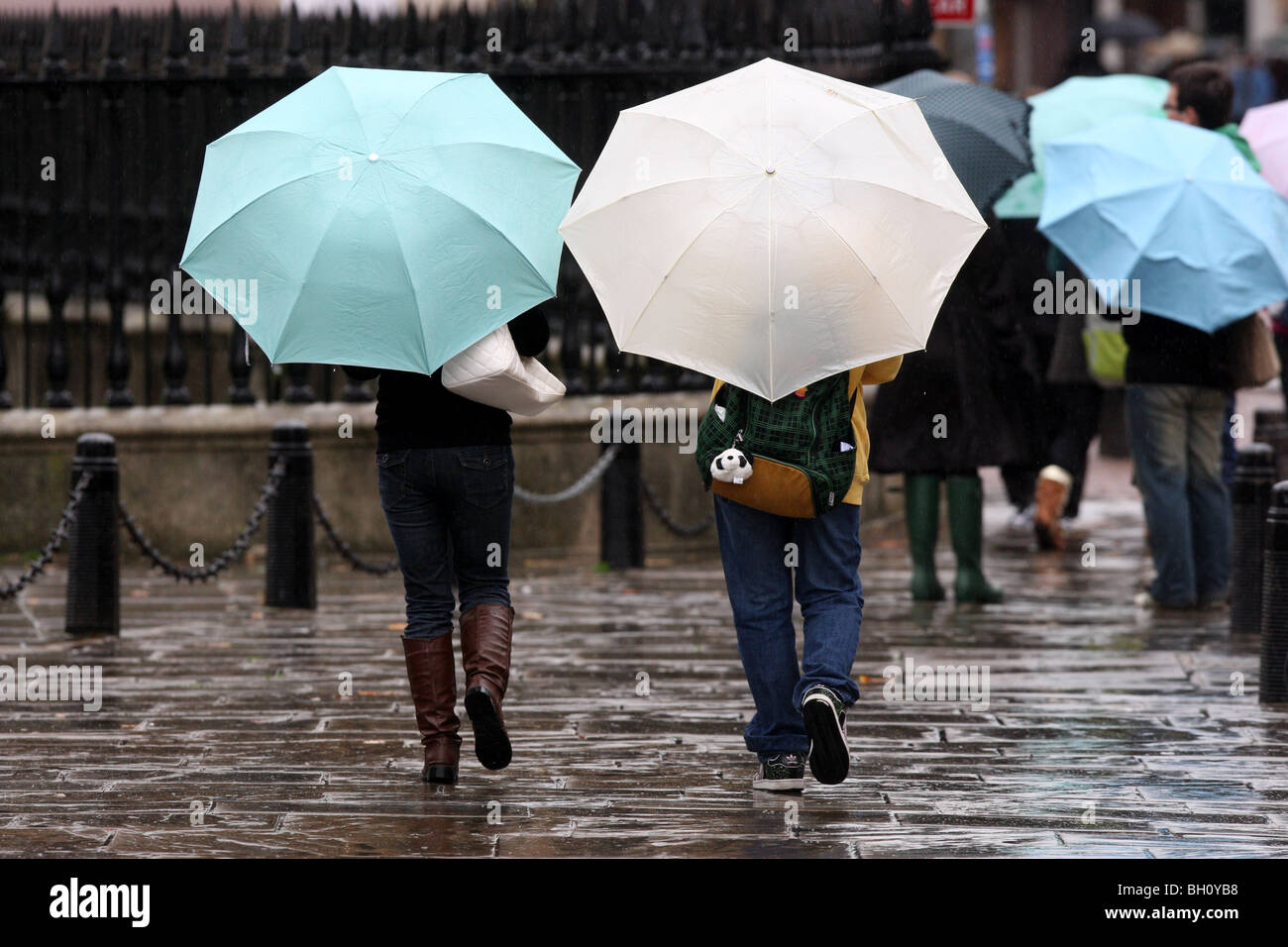 PEOPLE SHELTERING FROM THE RAIN WITH UMBRELLAS Stock Photo - Alamy