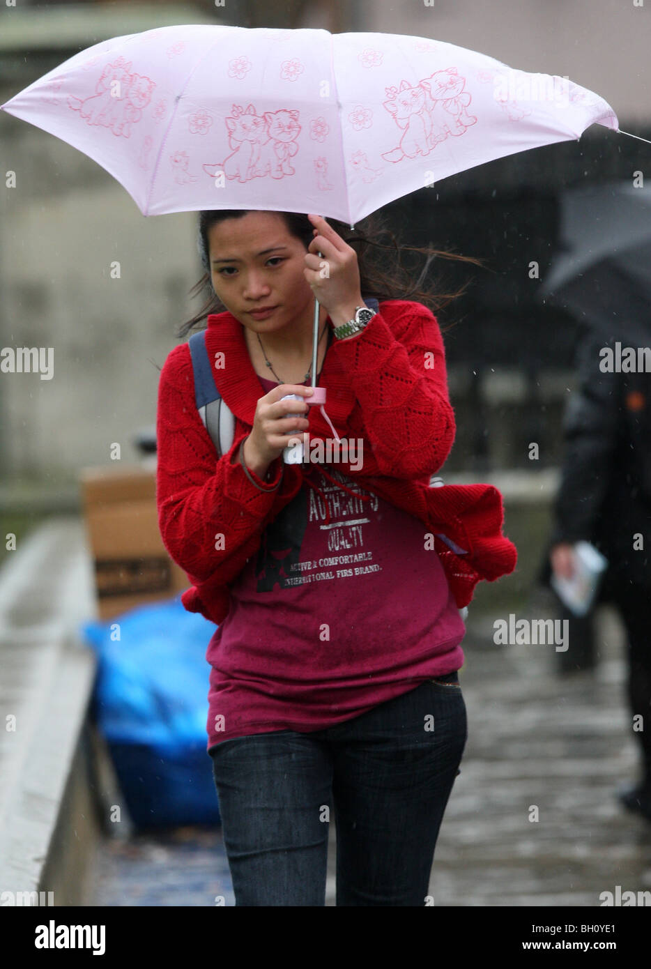 PEOPLE SHELTERING FROM THE RAIN WITH UMBRELLAS Stock Photo - Alamy