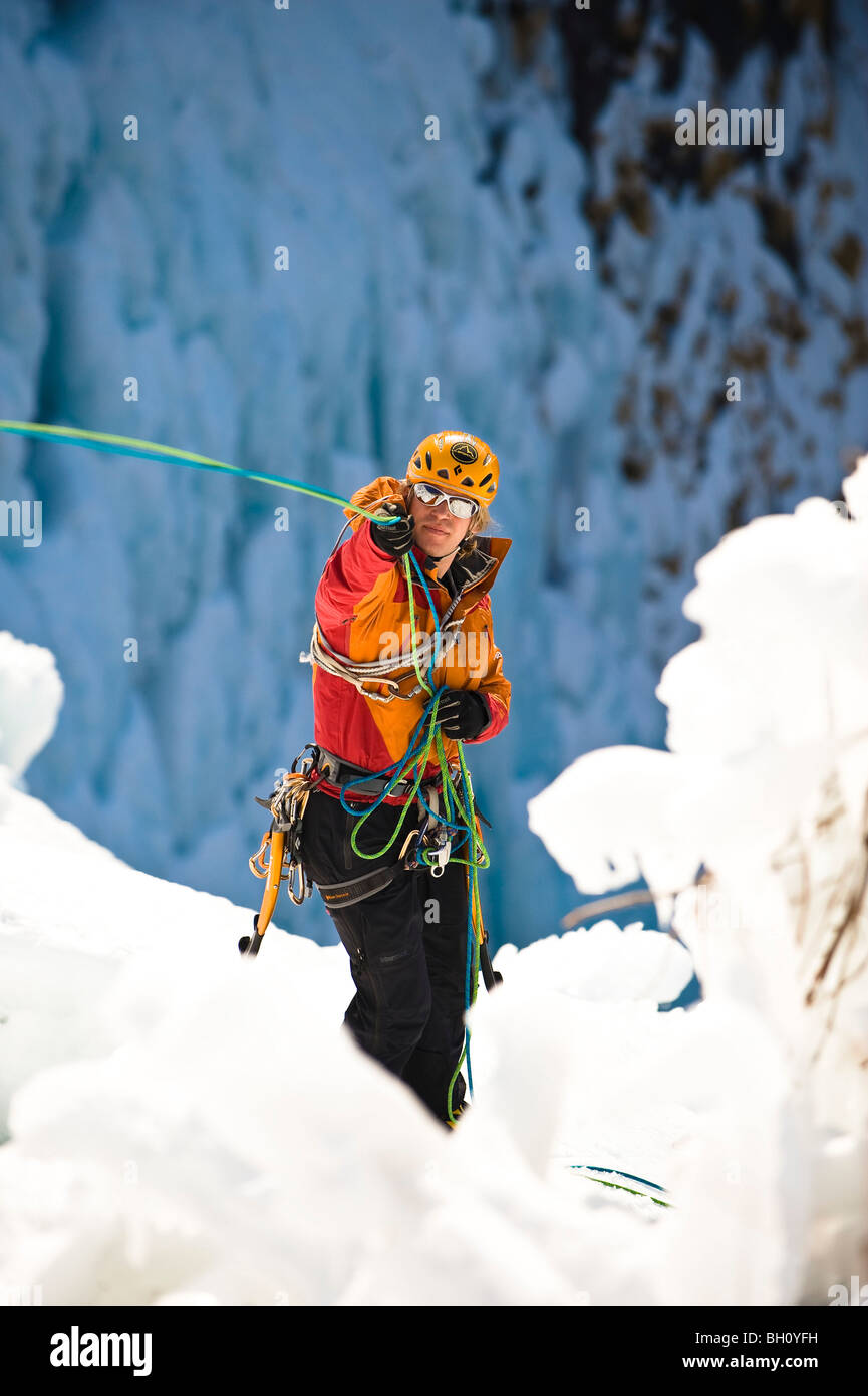 Throwing a rope hi-res stock photography and images - Alamy