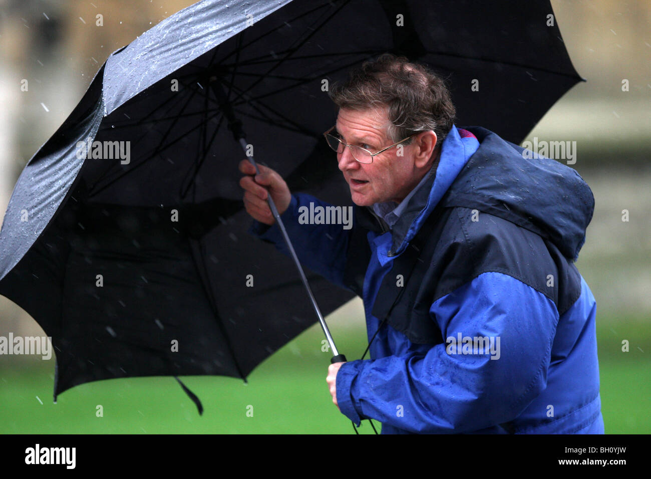 PEOPLE SHELTERING FROM THE RAIN WITH UMBRELLAS Stock Photo - Alamy