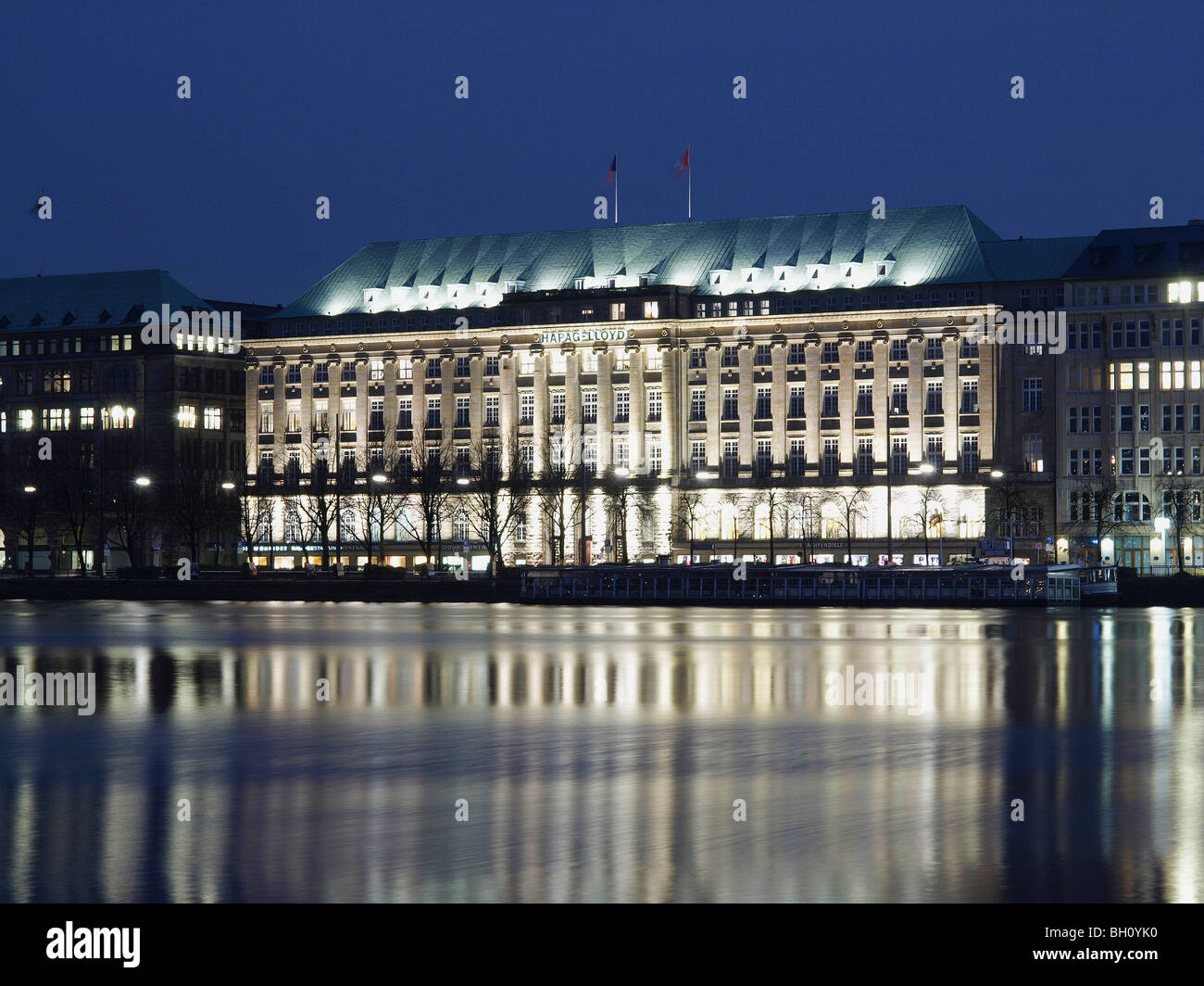 Binnenalster hapag lloyd building dusk hamburg hi-res stock photography ...