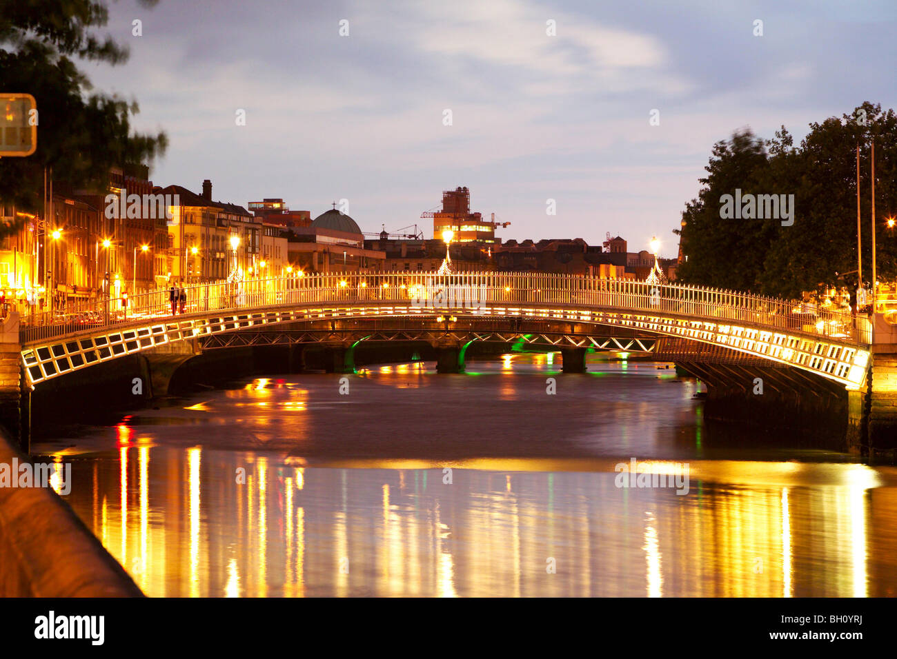 Ha'Penny Bridge over the river Liffey, Dublin, Ireland Stock Photo - Alamy