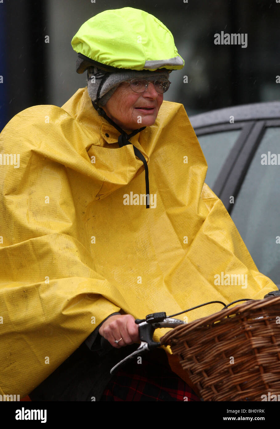 PEOPLE SHELTERING FROM THE RAIN WITH UMBRELLAS Stock Photo - Alamy