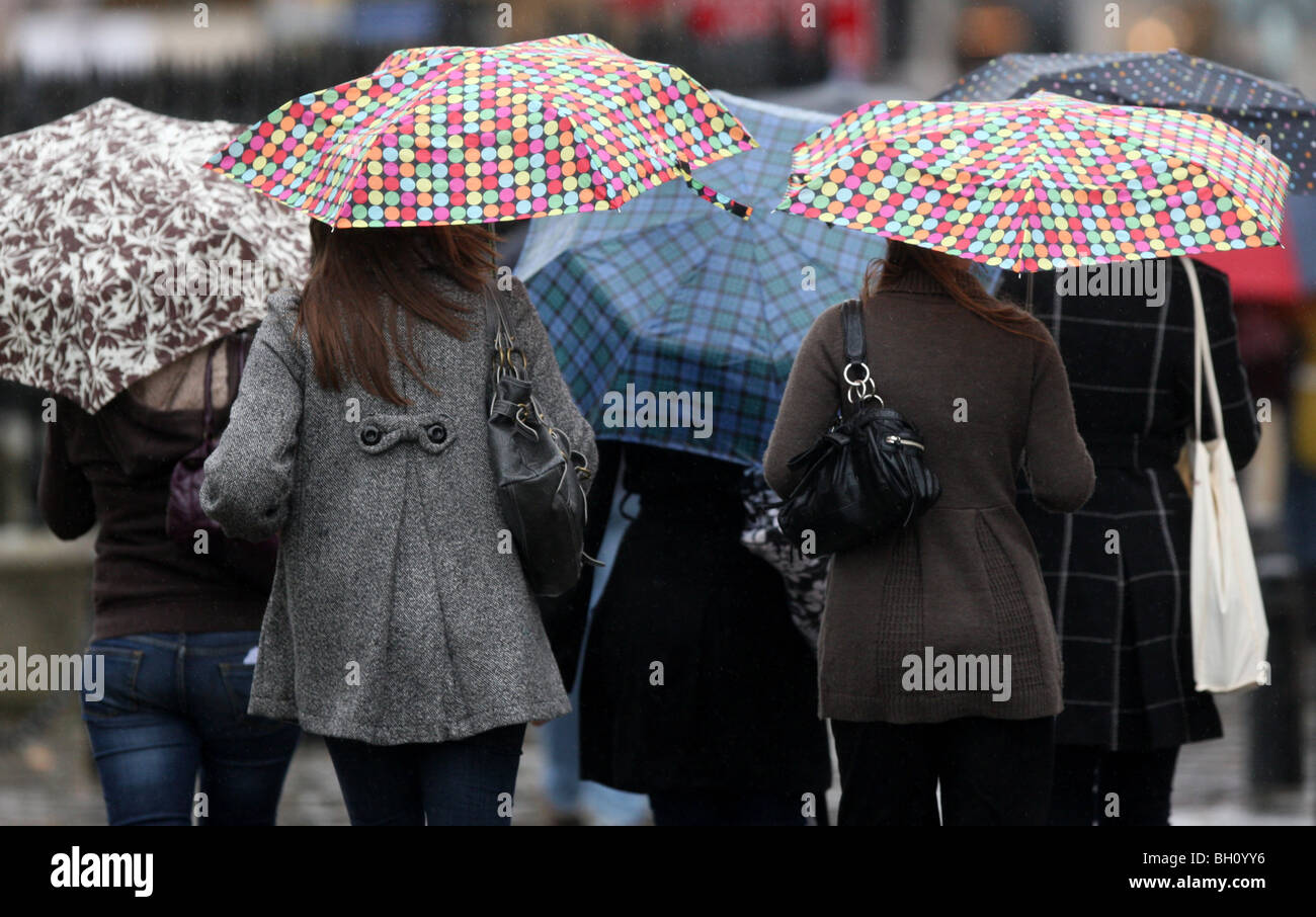 PEOPLE SHELTERING FROM THE RAIN WITH UMBRELLAS Stock Photo - Alamy