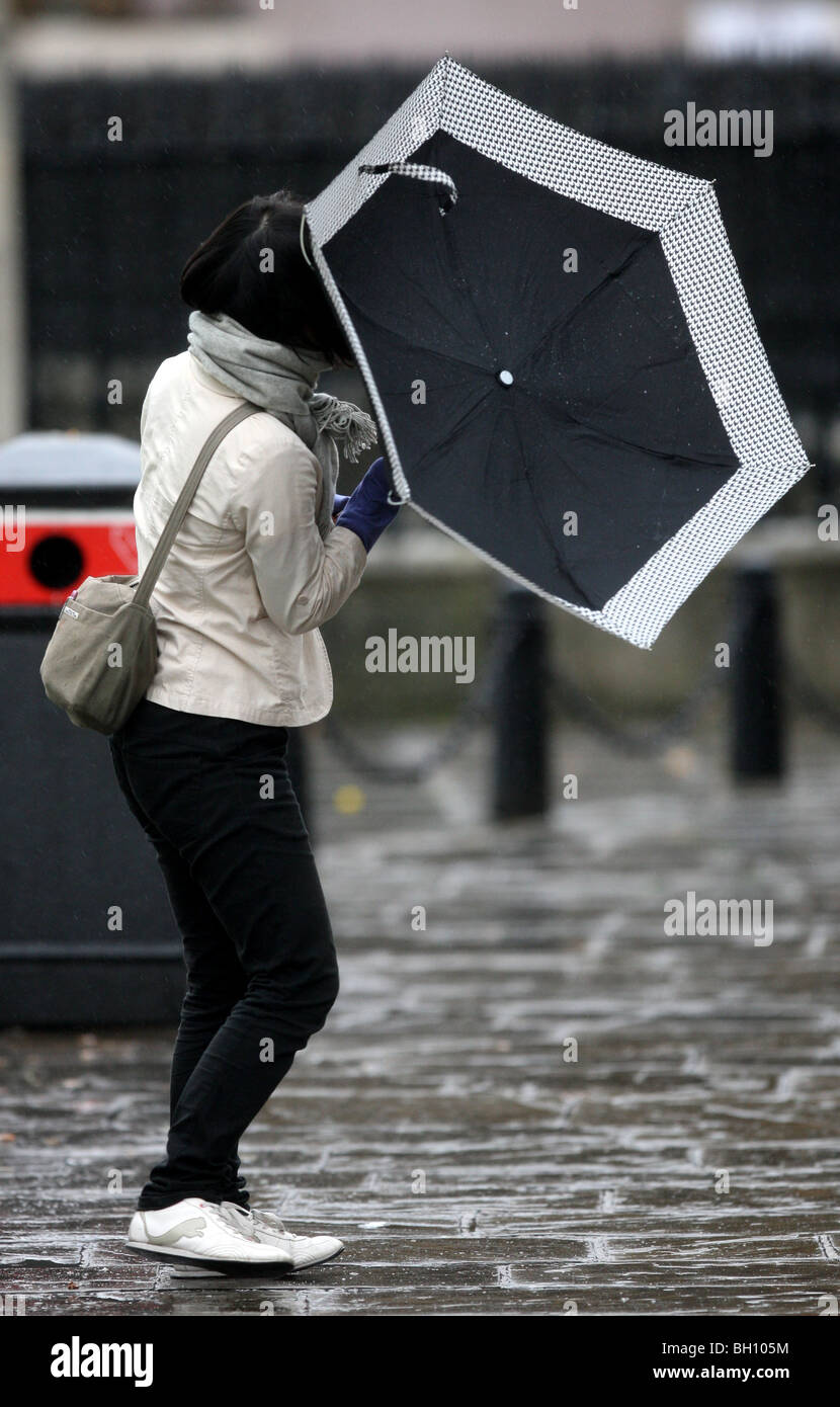 PEOPLE SHELTERING FROM THE RAIN WITH UMBRELLAS Stock Photo - Alamy